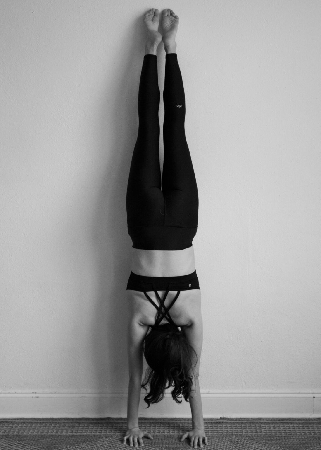 21 Easy Handstand Drills to Help You Balance - Elizabeth Vigen